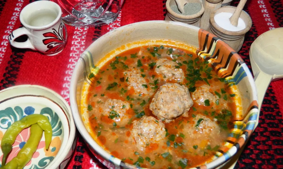 Cum faci cea mai bună ciorbă de perişoare. Reţeta clasică are mereu ...