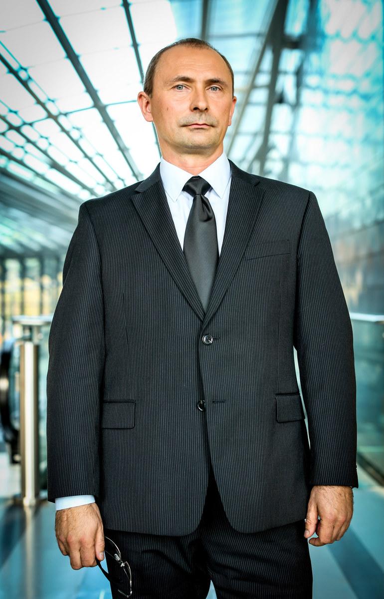 Cu ce se ocupă sosia lui Vladimir Putin. E greu să îl deosebeşti pe ...