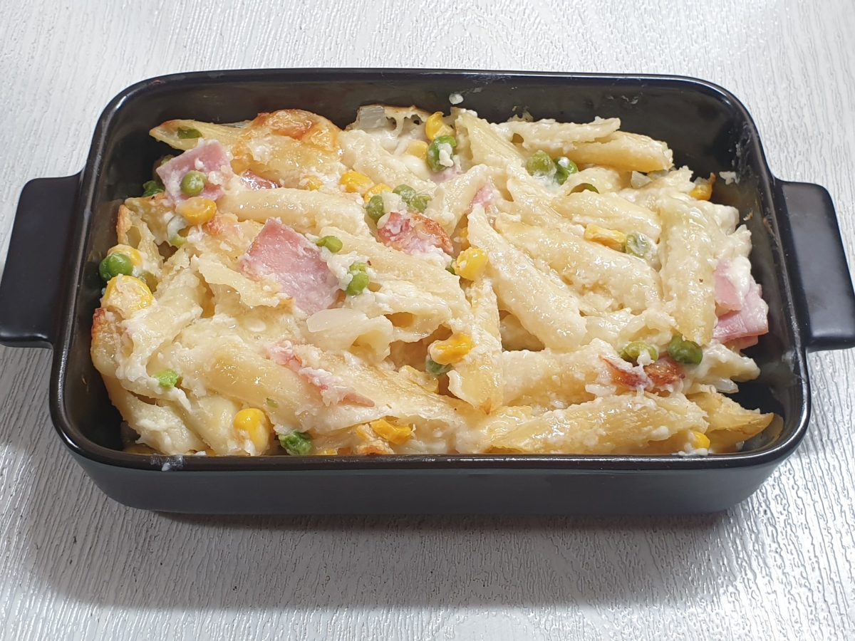 Mac& Cheese sau Macaroane cremoase cu brânză și șuncă la cuptor, în ...