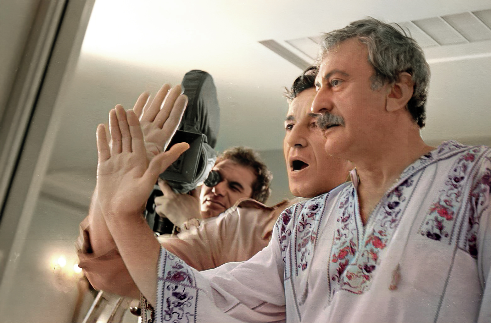 Imagini de colecție din timpul filmărilor la Nea Mărin miliardar. Ce nu ...